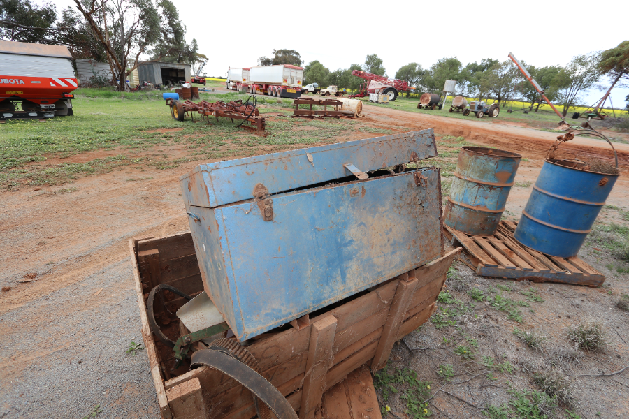Lot 152 - Large blue steel tool box with various belts. | AuctionsPlus