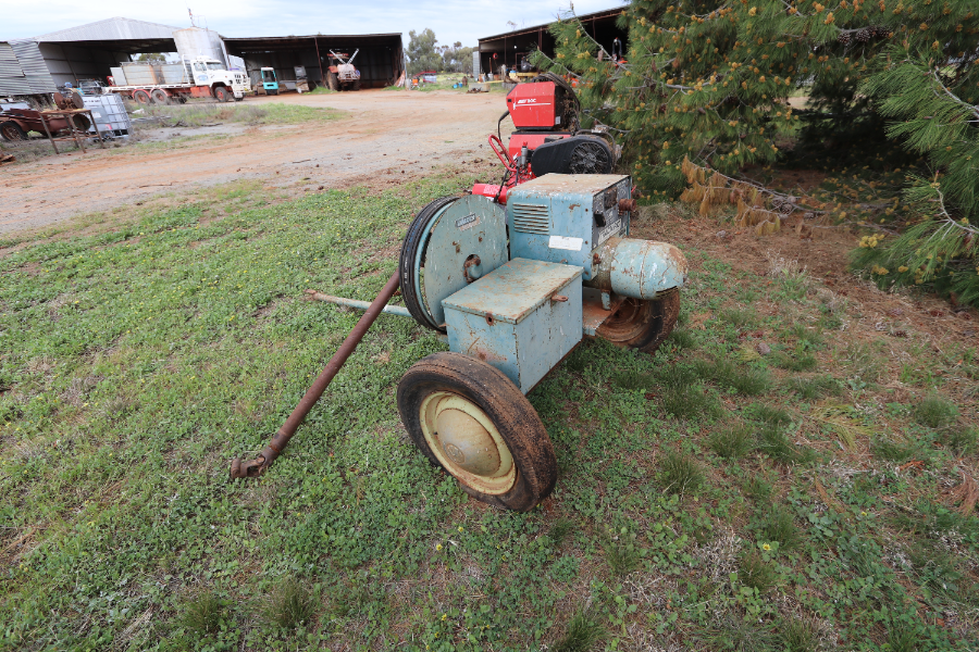 Lot 153 - Lincoln tractapac welder | AuctionsPlus