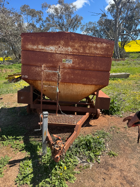 Lot 128 - Boman Ag Grain Feed Out Cart | AuctionsPlus