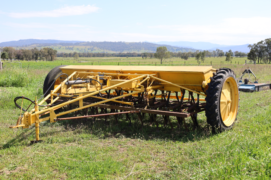 Lot 39 - HORWOOD BAGSHAW 24RUN COMBINE SEEDER | AuctionsPlus