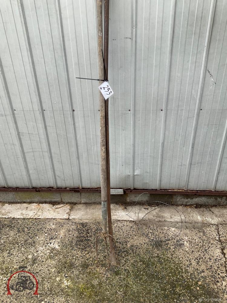 Lot 253 - Vintage Pitch Fork & Crow Bar | AuctionsPlus
