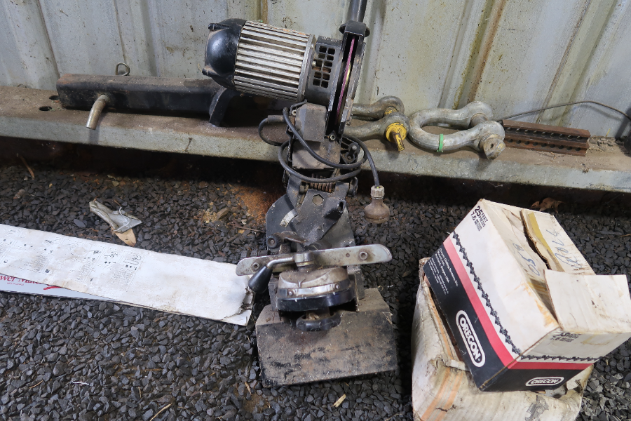 Lot 66 - Electric chain sharpener Oregon 522A | AuctionsPlus