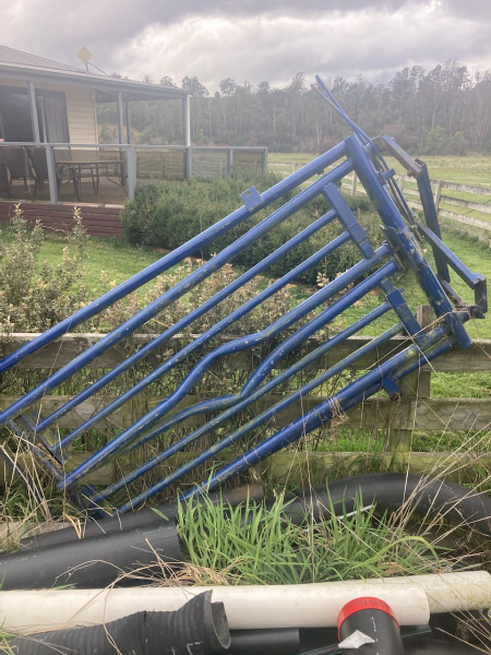 Lot 49 - Race gate and head bale | AuctionsPlus