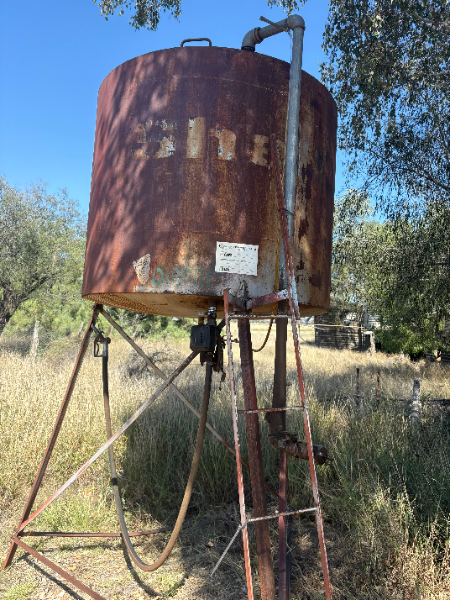 Lot 56 - 2,000ltr upright fuel tank | AuctionsPlus