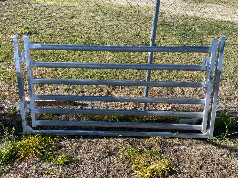 Lot 111 - Sheep yard gates in frame 2.1mx 1100mm | AuctionsPlus