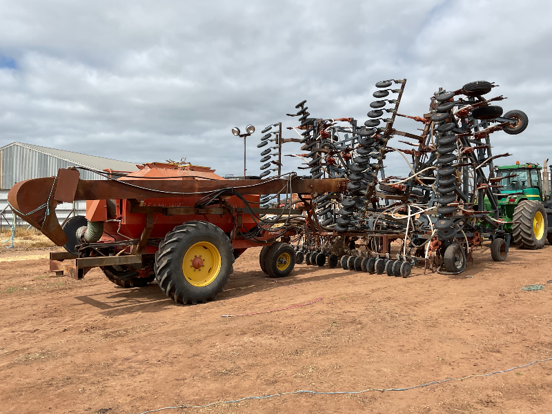 Lot 22 - 65Ft Flexi Coil Bar & 6000Ltr Horwood Box | AuctionsPlus