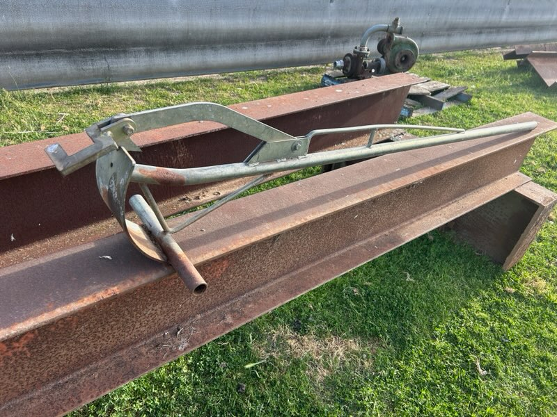 Lot 80 - Davis-Star Lifter - steel post lifter and log roller ...