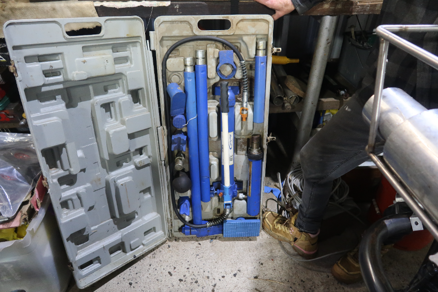 Lot 32 - blue point pneumatic snap on panel beating implement ...