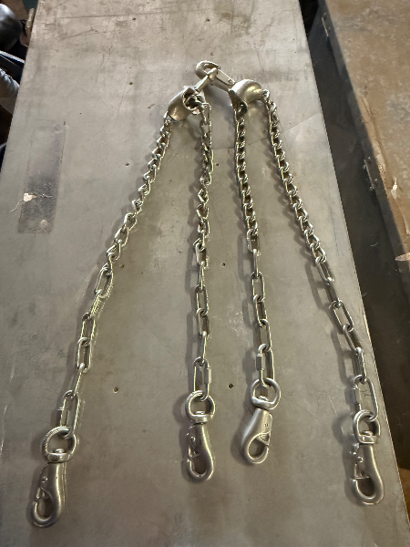 Lot 388 - Pole chains | AuctionsPlus