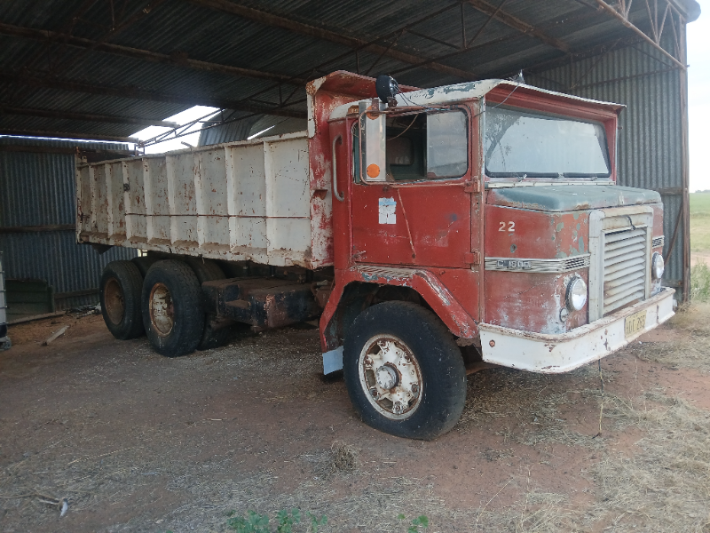 LOT 34 - INTERNATIONAL BUTTER BOX C1800 SERIES TIPPER TRUCK | AuctionsPlus