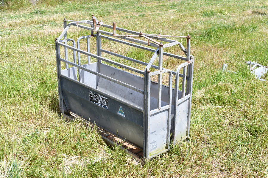 Lot 15 - Thunderbird sheep weigh crate | AuctionsPlus