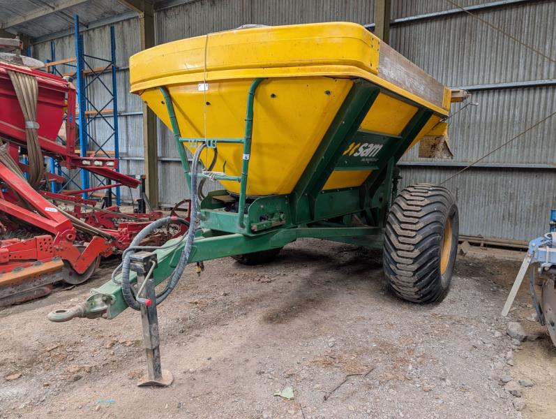 Lot 5 - SAM 5888 Trailing Fert Spreader w/ Extension Boards | AuctionsPlus