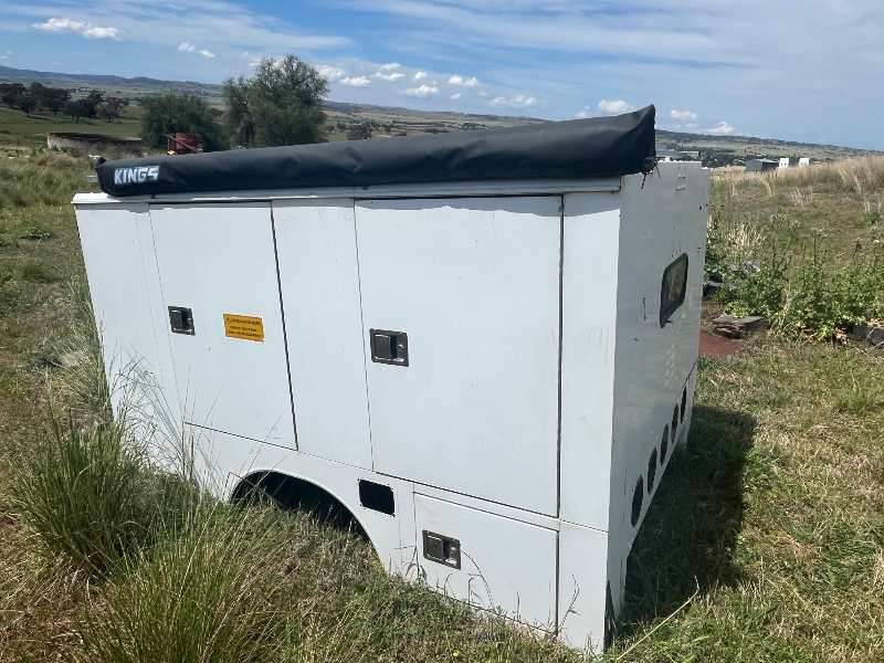 Lot 126 - SERVICE TRADE BOX | AuctionsPlus