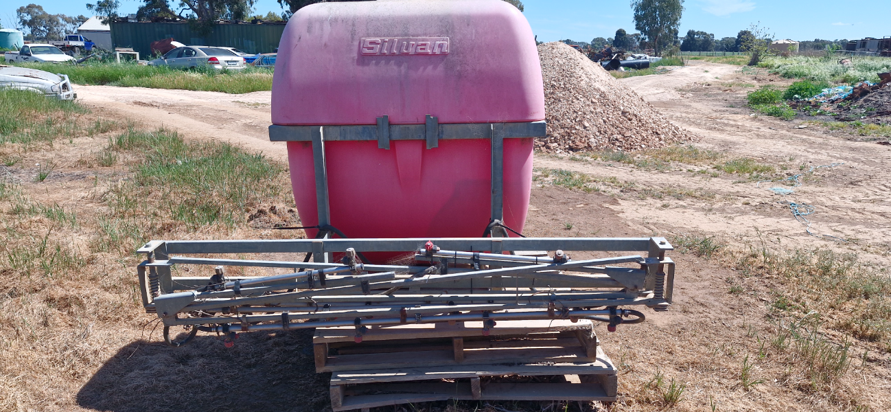 Lot 229 - Silvan boom spray 3PL, 600 litre, P.T.O. | AuctionsPlus