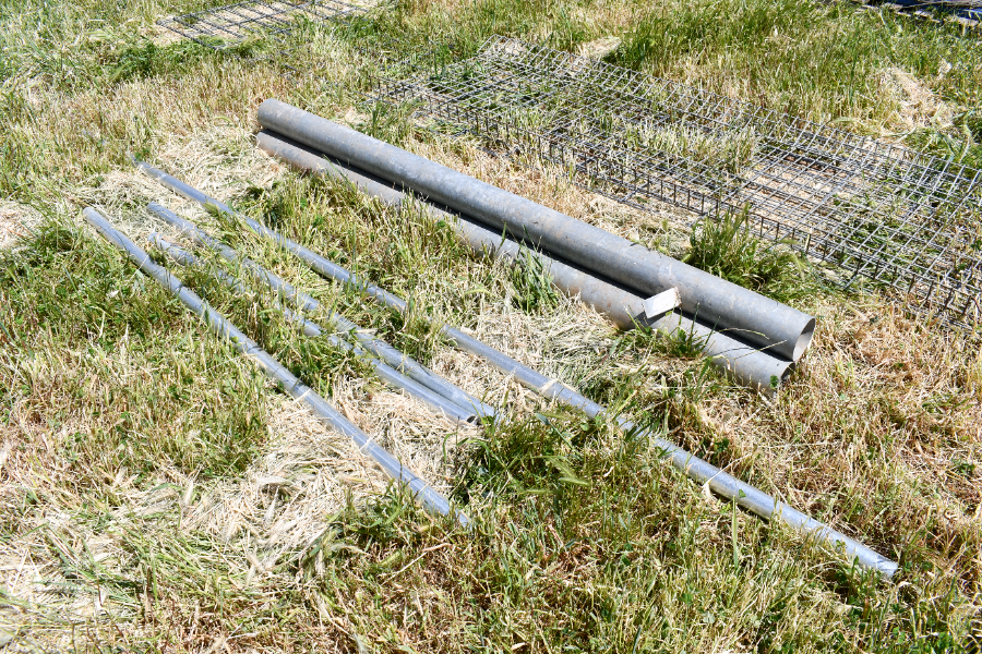 Lot 61 - 3x strainer posts and stay pipe | AuctionsPlus
