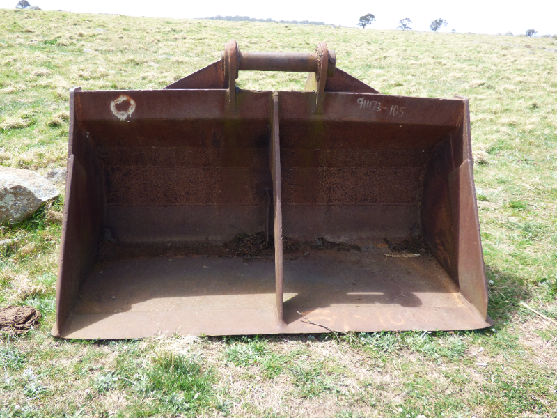 Lot 47 - Mud bucket | AuctionsPlus