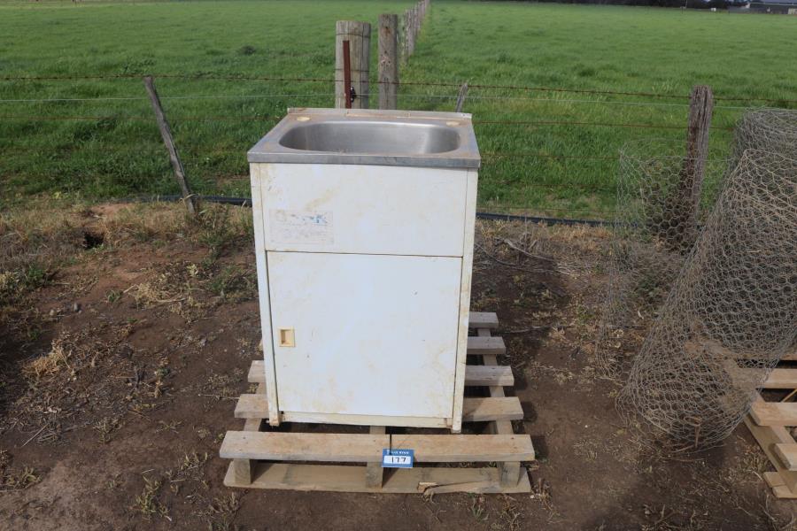 Steel Laundry Water Trough | AuctionsPlus