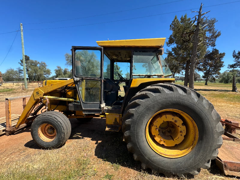 Lot 30 - Chamberlain 4080 Tractor with FEL | AuctionsPlus