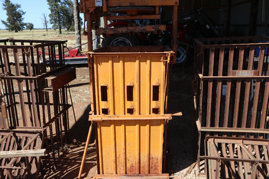 Lot 46 - Sunbeam Electric Single Box Woolpress | AuctionsPlus