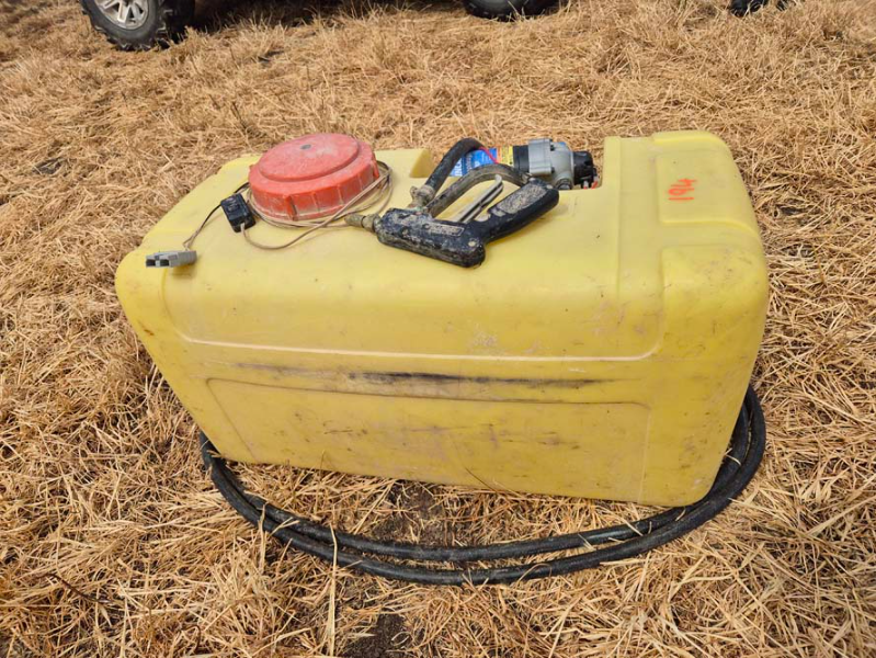 Lot 194 - 100L Spot Spray Tank with New Motor | AuctionsPlus