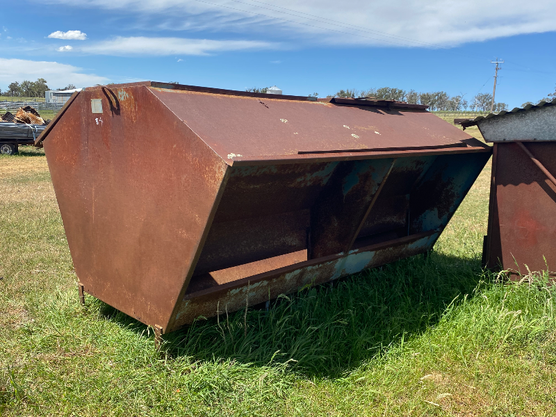 Lot 43 - Self feeder | AuctionsPlus