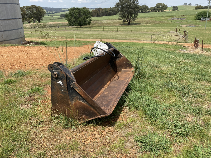 Lot 2 - 4 in 1 bucket for tractor | AuctionsPlus