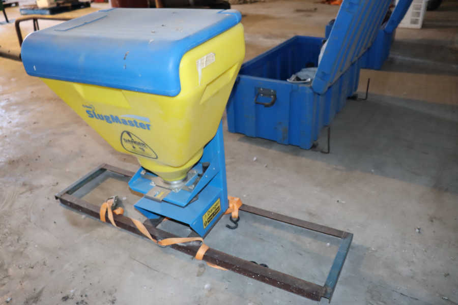 Lot 125 - Slug Master Bait Spreader 12V | AuctionsPlus