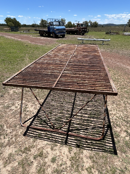 Lot 18 - Wool classers table | AuctionsPlus