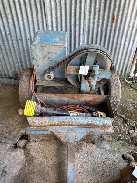 Lot 74 - Lincoln PTO tractor pack welder. 240V outlets | AuctionsPlus