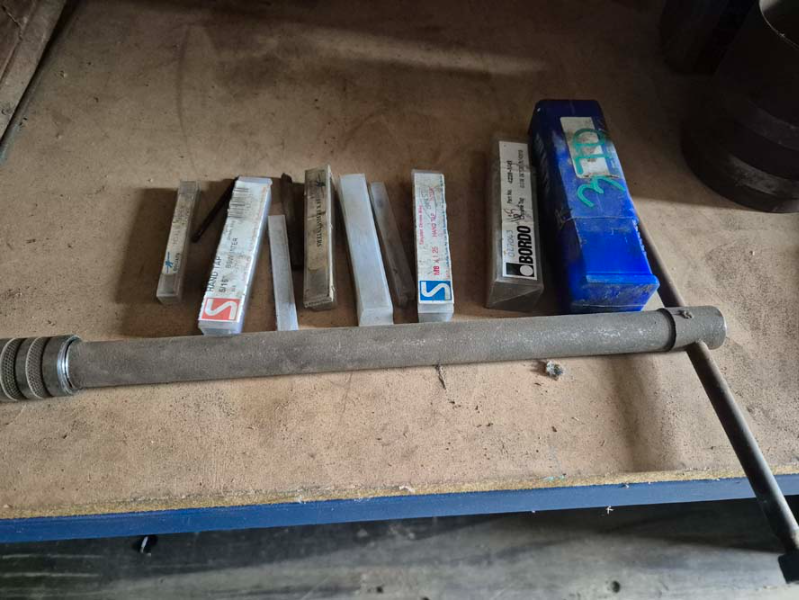 5 16'' Hand Taps & Handle | AuctionsPlus