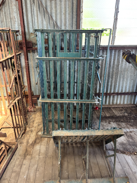 Lot 26 - Manual Wool Press | AuctionsPlus