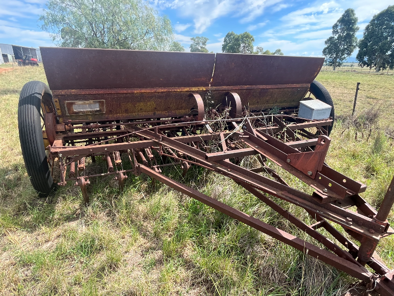 Lot 11 - old combine | AuctionsPlus