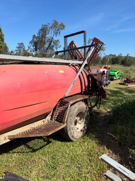 Lot 21 - 3500L Spray tank & Boom spray | AuctionsPlus
