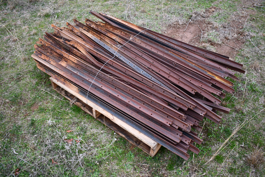 Lot 380 - 100x used star posts | AuctionsPlus