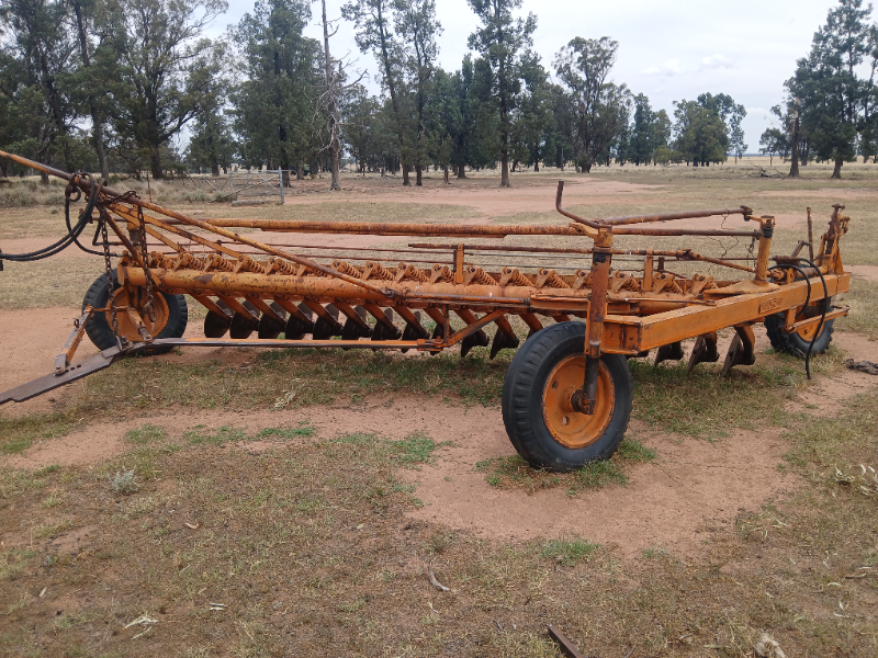 LOT 10 - CHAMBERLAIN 18 DISC PLOUGH | AuctionsPlus