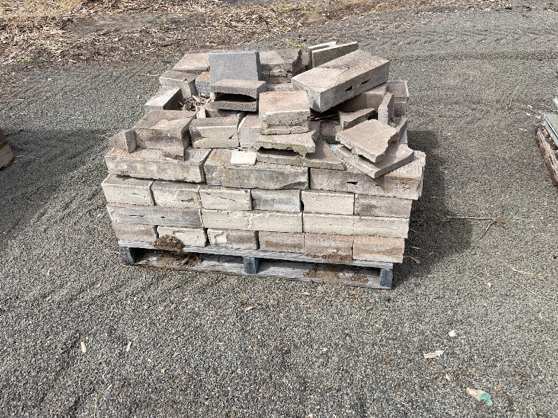 Lot 137 - Besa Bricks, approx half pallet and roof tiles | AuctionsPlus