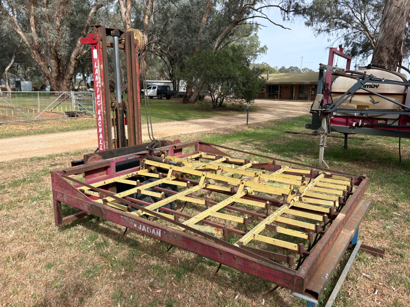 Lot 139 - Jayden hay grab and forklift mast | AuctionsPlus
