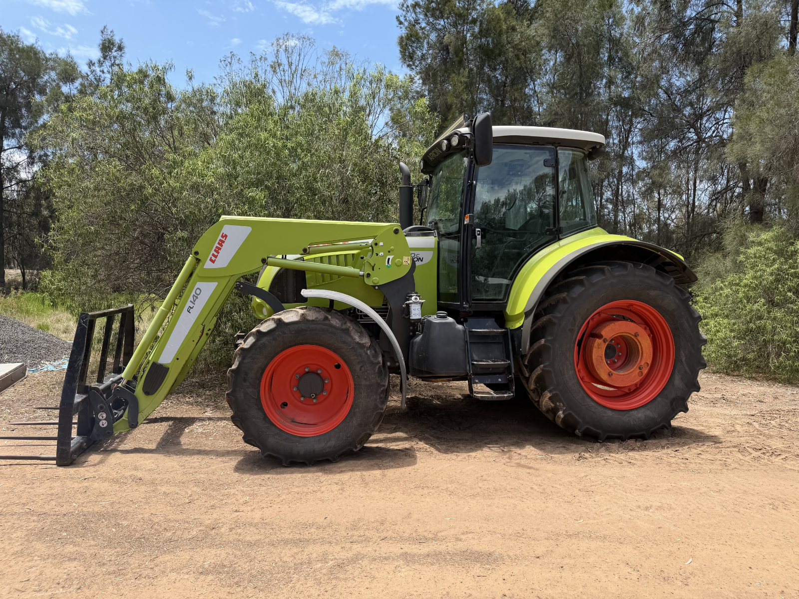 Lot 1 - Claas 620c Arion Tractor with FL 140 Loader with Bucket and ...