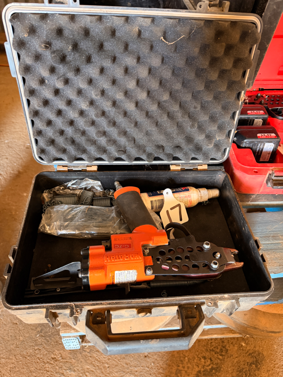 Lot 17 - Waratah Ringmaster pnuematic clip gun | AuctionsPlus