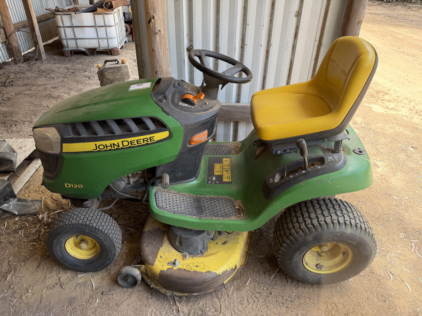 John Deere D120 ride on mower, 42 inch cut, JD OHV 21 engine | AuctionsPlus
