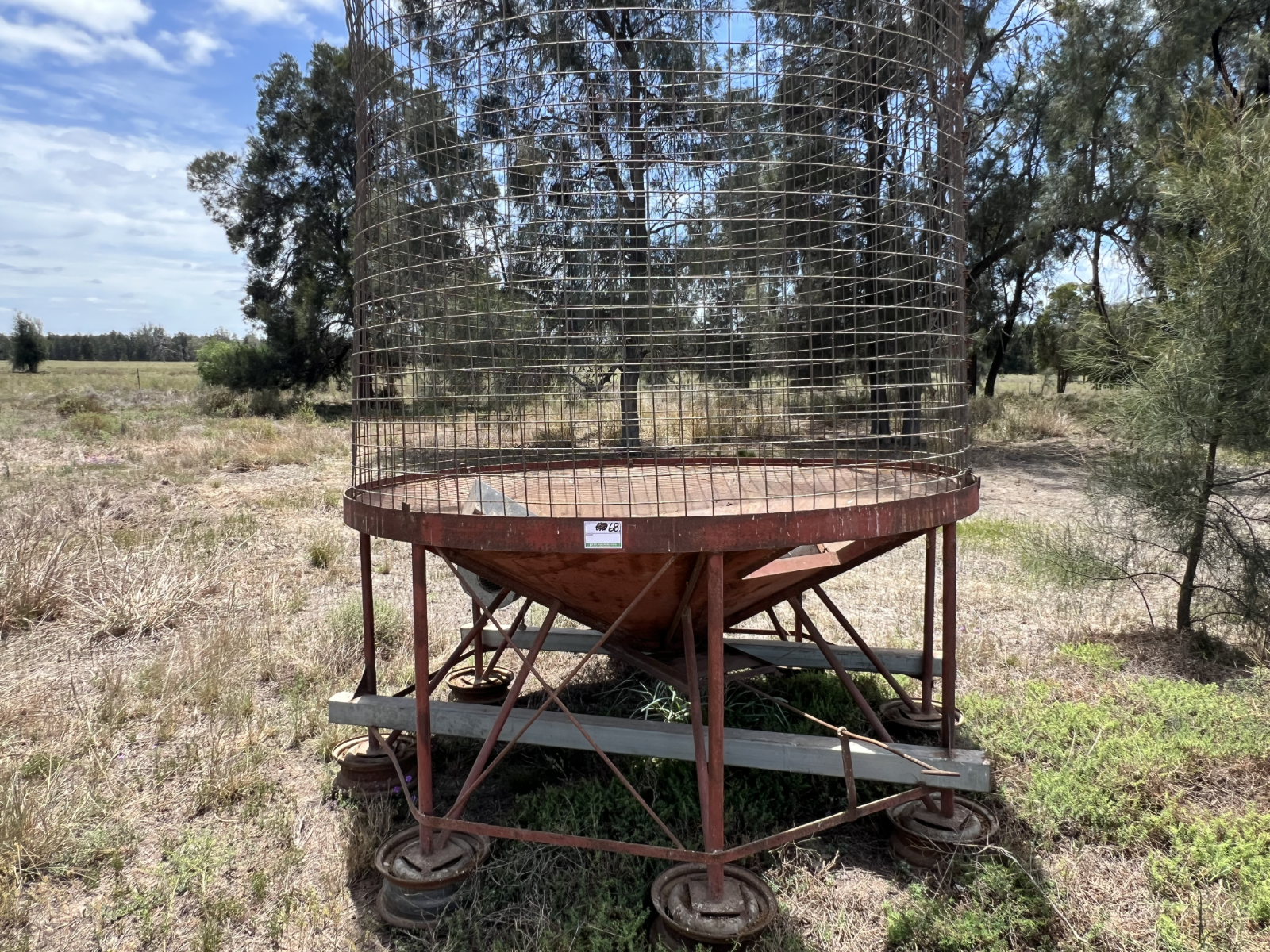 Lot 68 - Silo Base with mesh and aerator, approx. 2.4m diameter ...
