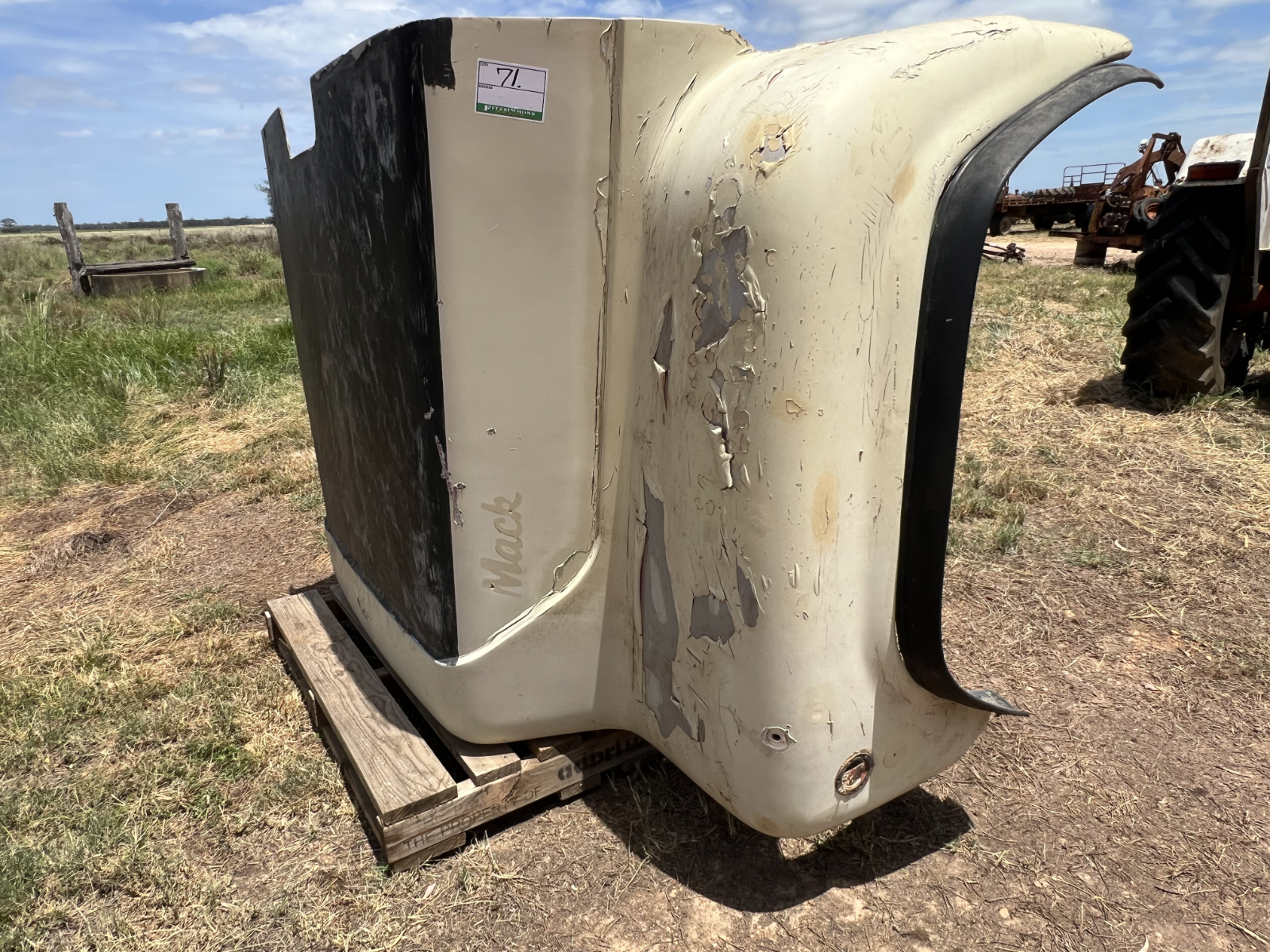 Mack R 600 bonnet | AuctionsPlus