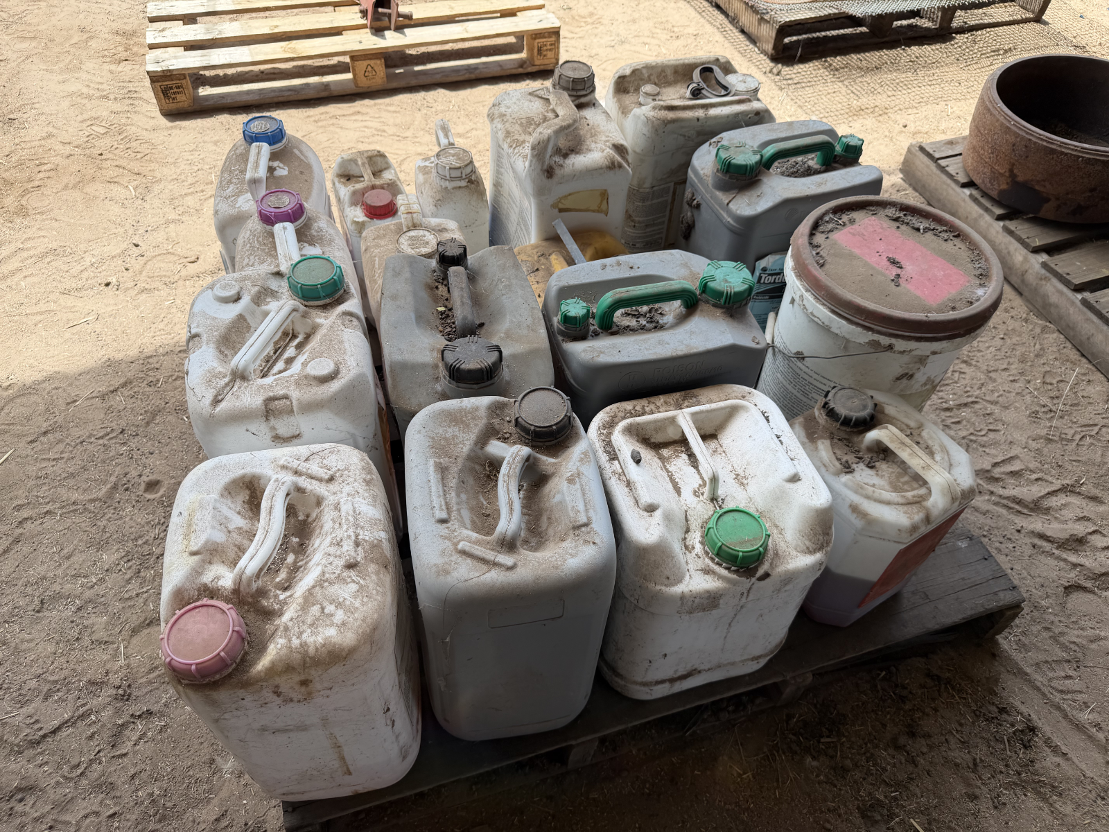 Lot 132 - Qty of poisons and chemicals, part drums, | AuctionsPlus