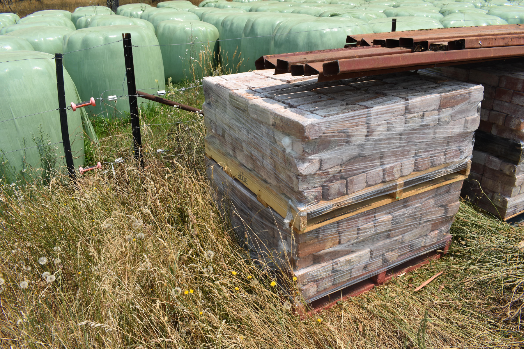 Tumbled Red Bricks - 1 pallet | AuctionsPlus