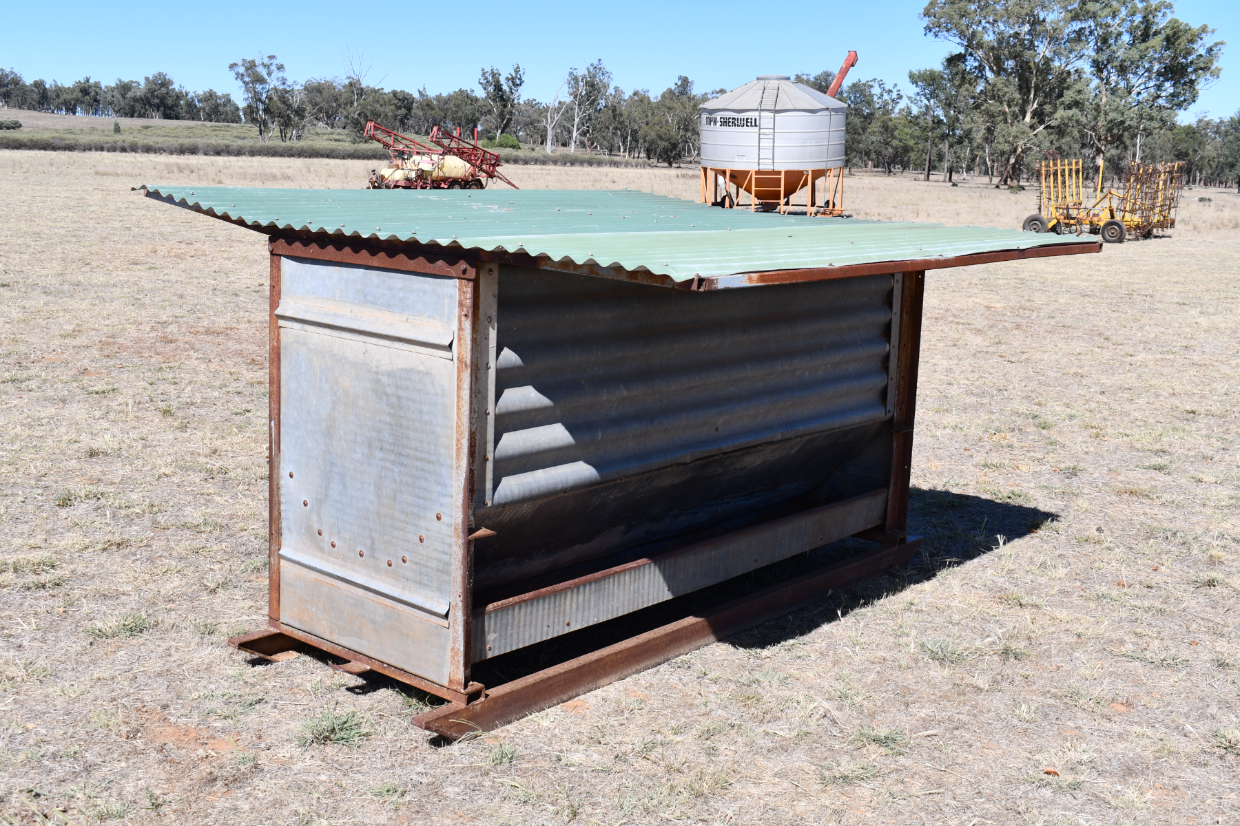 Sheep feeder (green roof) | AuctionsPlus