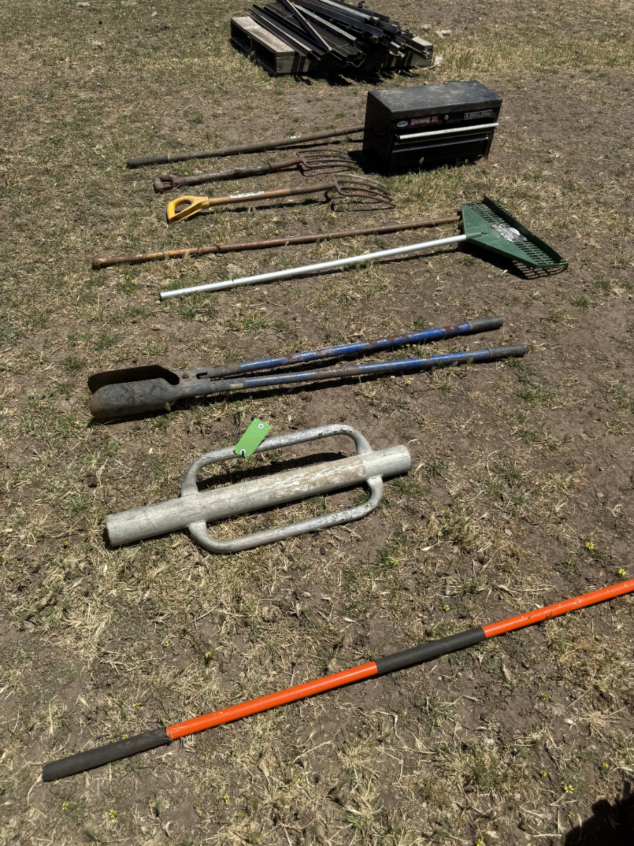 Lot 159 - assorted fencing tools | AuctionsPlus
