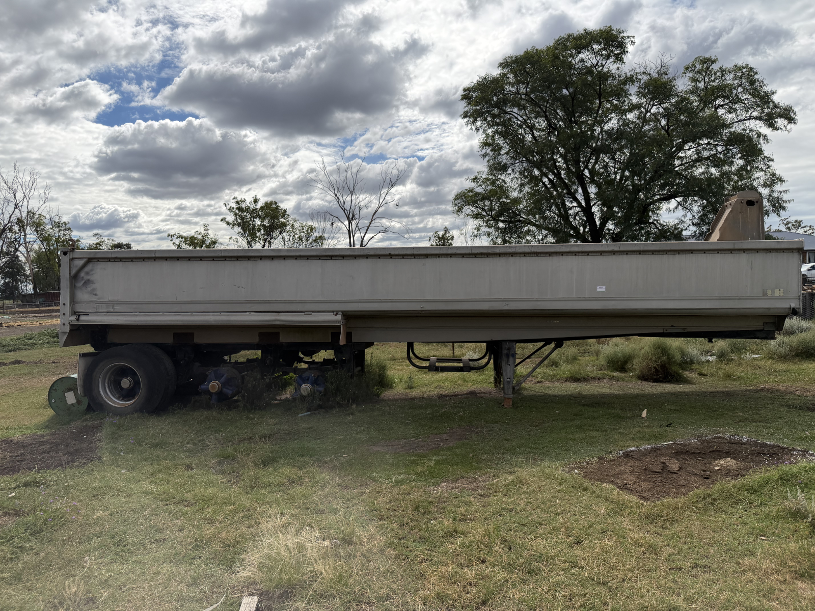 Triaxle with Alcan 30 foot body, have all rims, use for parts or a ...