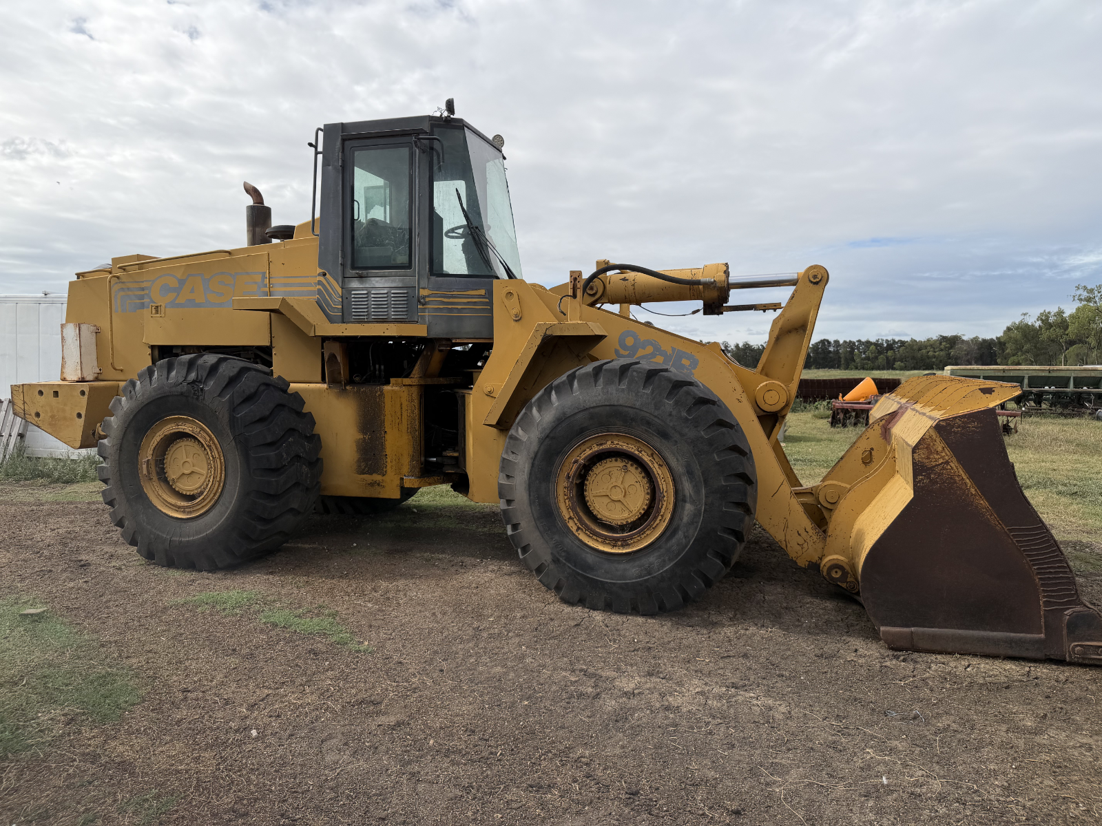Case 921B Wheel Loader, 25 cubic meter Bucket, Runs & Drives | AuctionsPlus