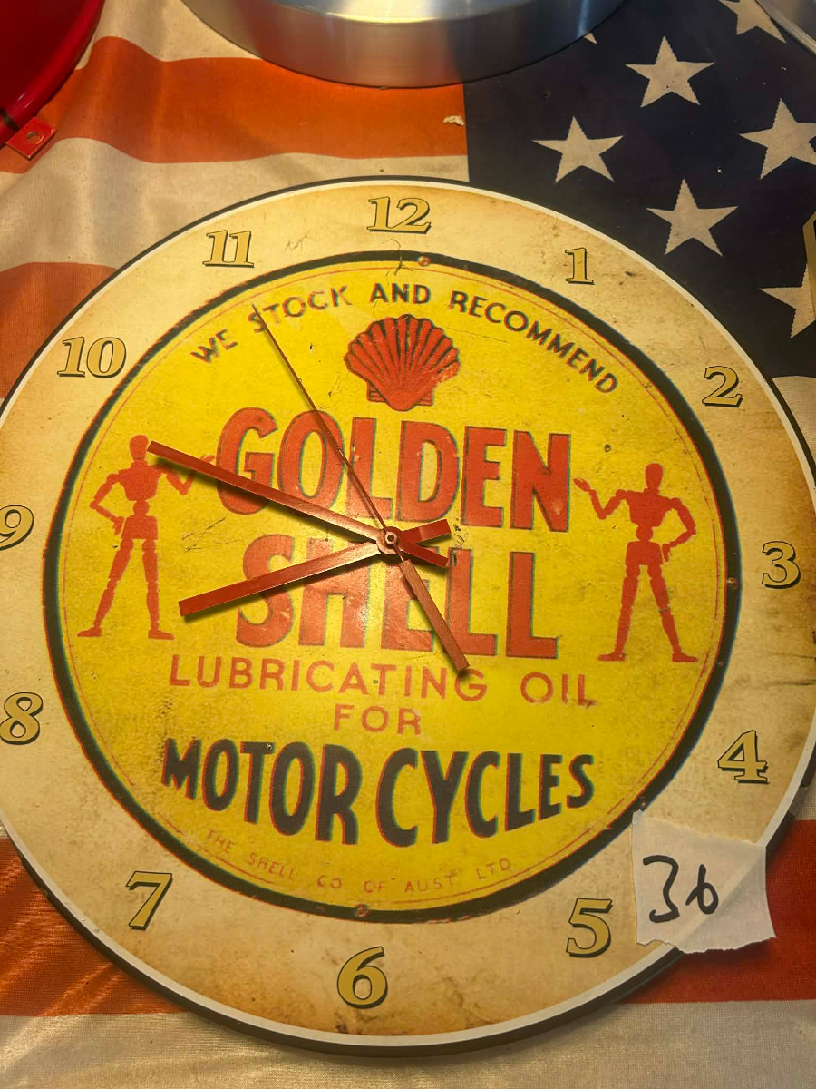 Golden Shell Clock | AuctionsPlus