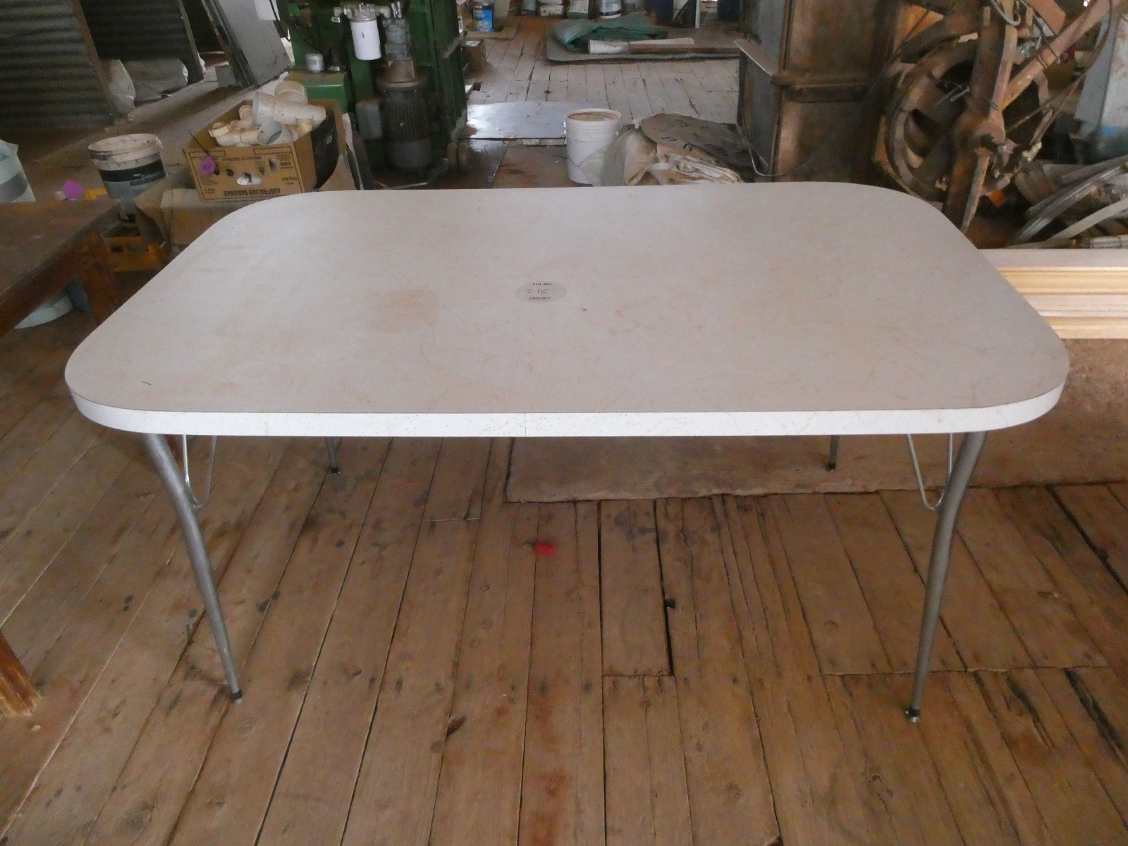 WHITE TABLE | AuctionsPlus